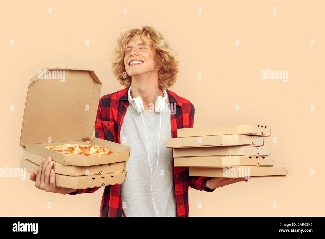 Man holding pizza boxes hi-res stock photography and images - Alamy