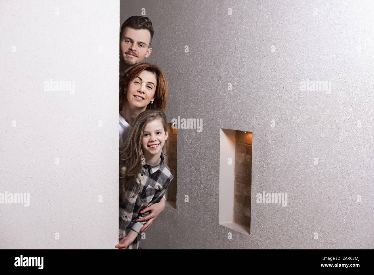 Woman peeking around corner hi-res stock photography and images - Alamy