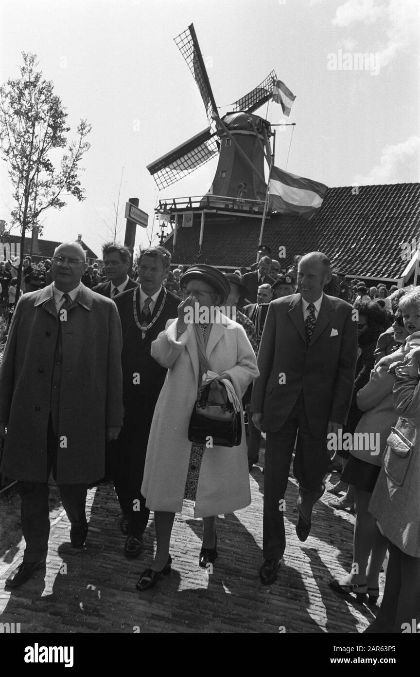 Queen Juliana visiting the Zaanstreek Queen Juliana at mustard mill De ...