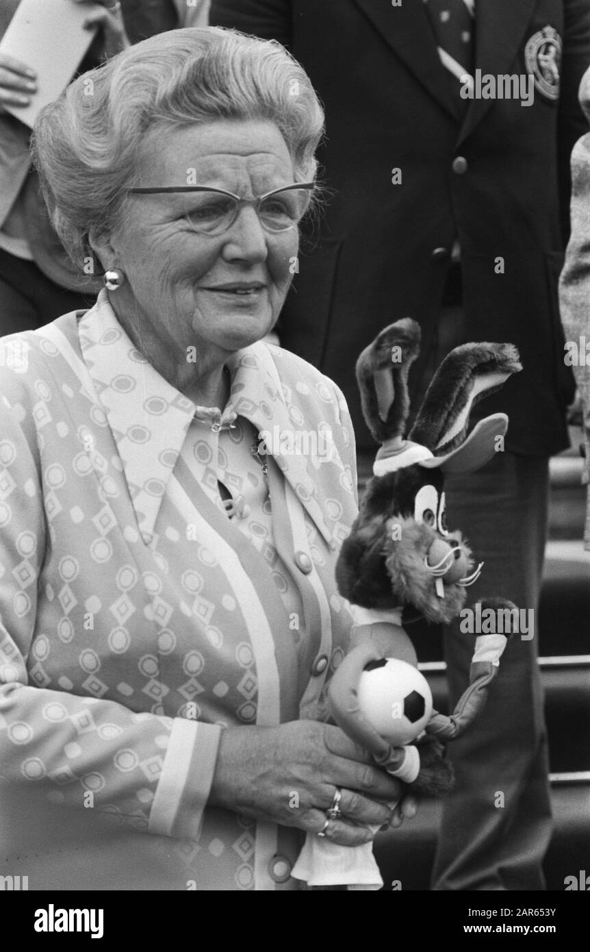 Queen Juliana receives the Dutch team Queen Juliana with mascots ...