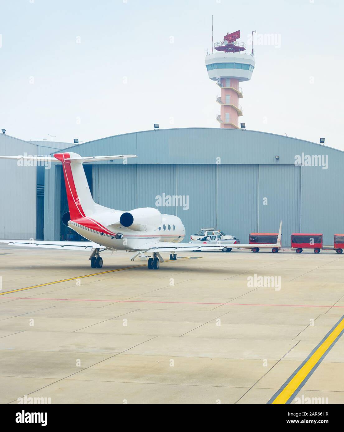 Airplane plane airport hi-res stock photography and images - Alamy