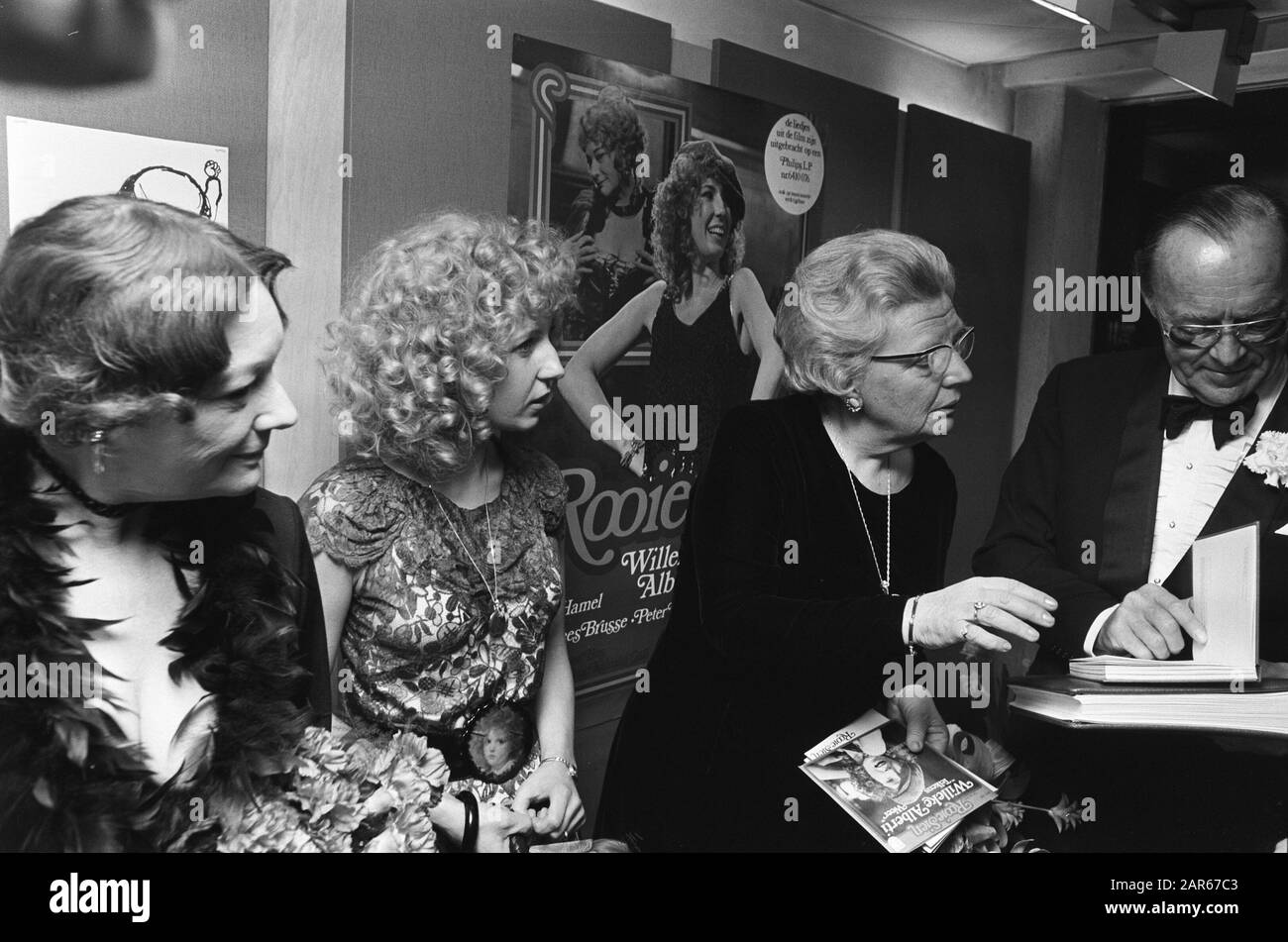 Royal family at premiere Dutch feature film Rooie Sien in City ...