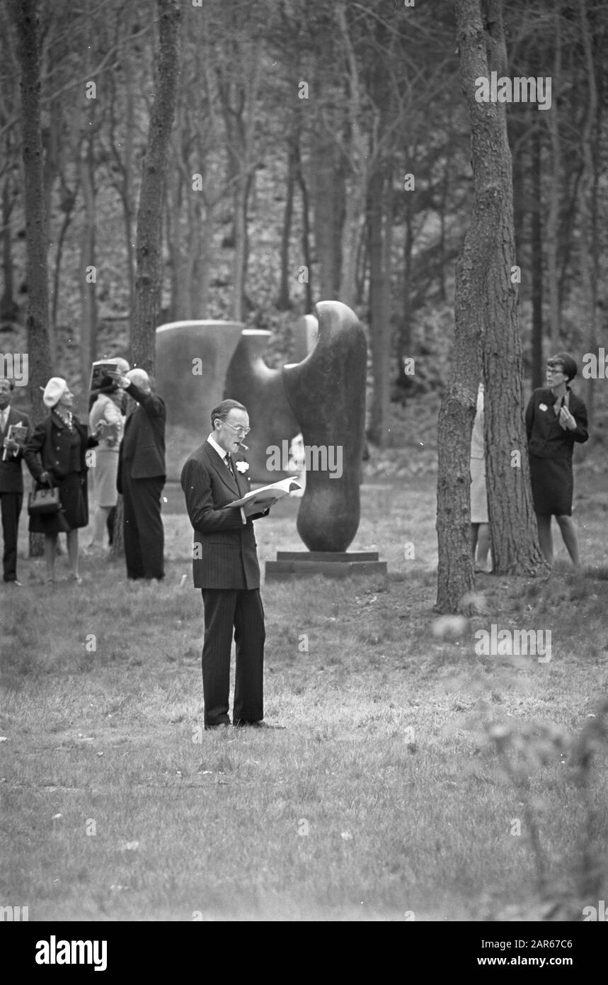 Royal family viewing exhibition of sculpture er Henry Moore in Kroller ...
