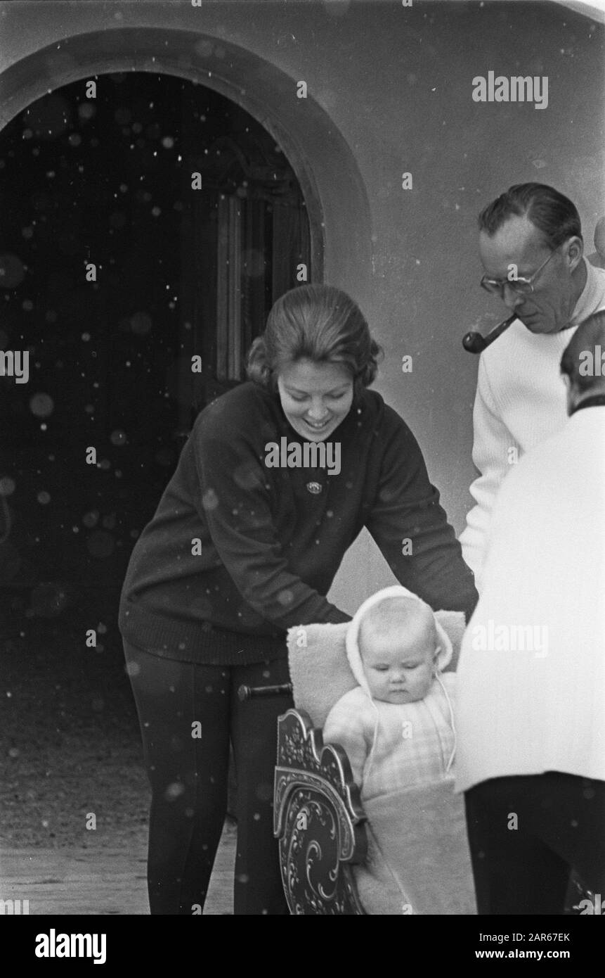 Royal family in Lech. Princess Beatrix and Prince Claus in the ski lift ...