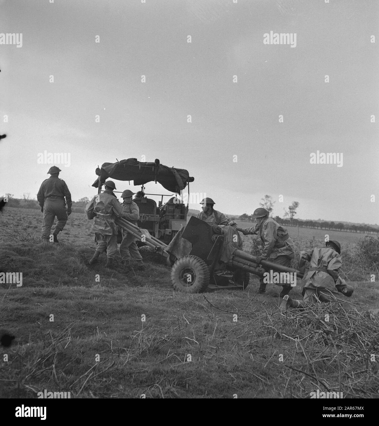 Royal Dutch Brigade Princess Irene in training. An anti-tank cannon is ...