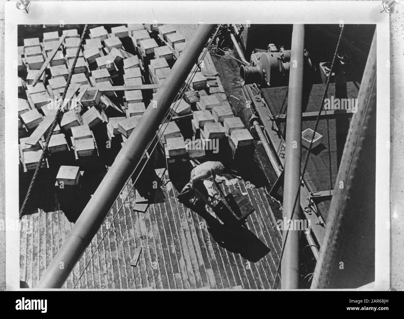 MN [Merchant Navy]/Anefo London series [crates on a deck of a ship ...