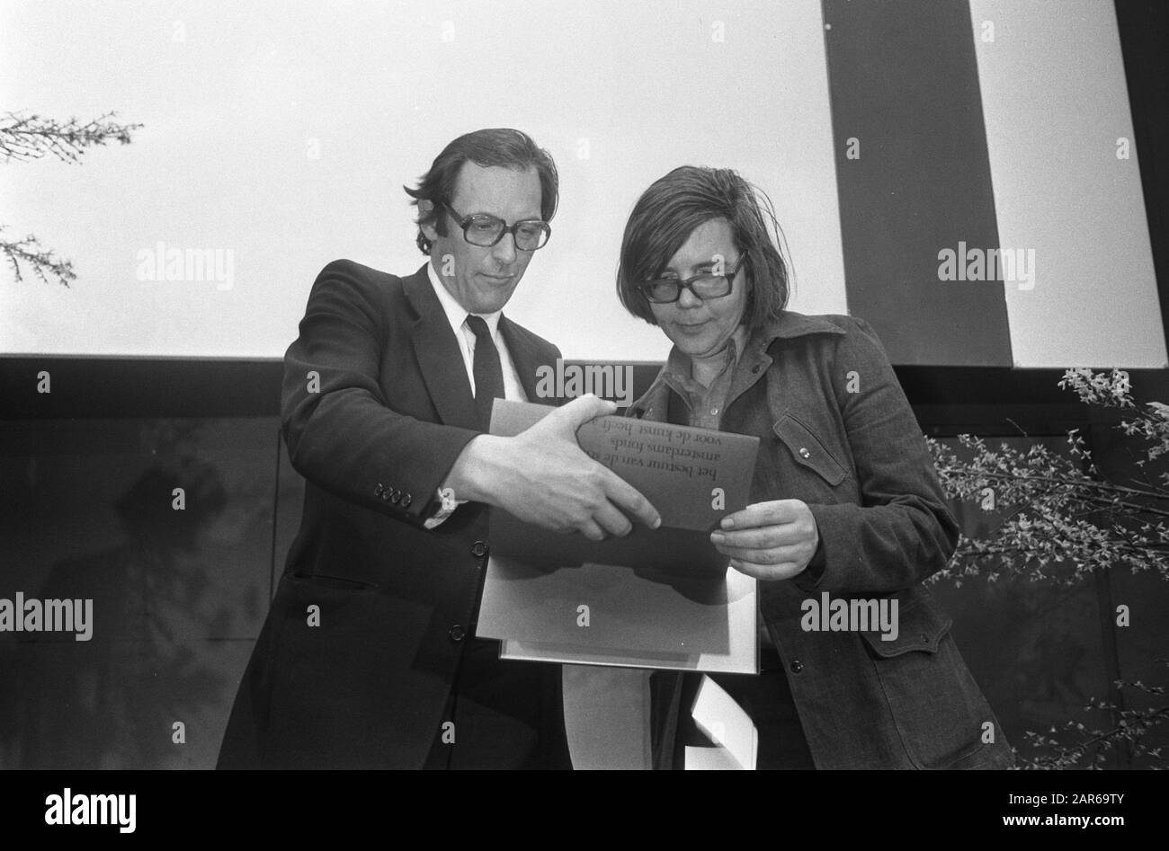 Lammers awards art prizes in Stedelijk Museum; Lammers hands H. ter ...