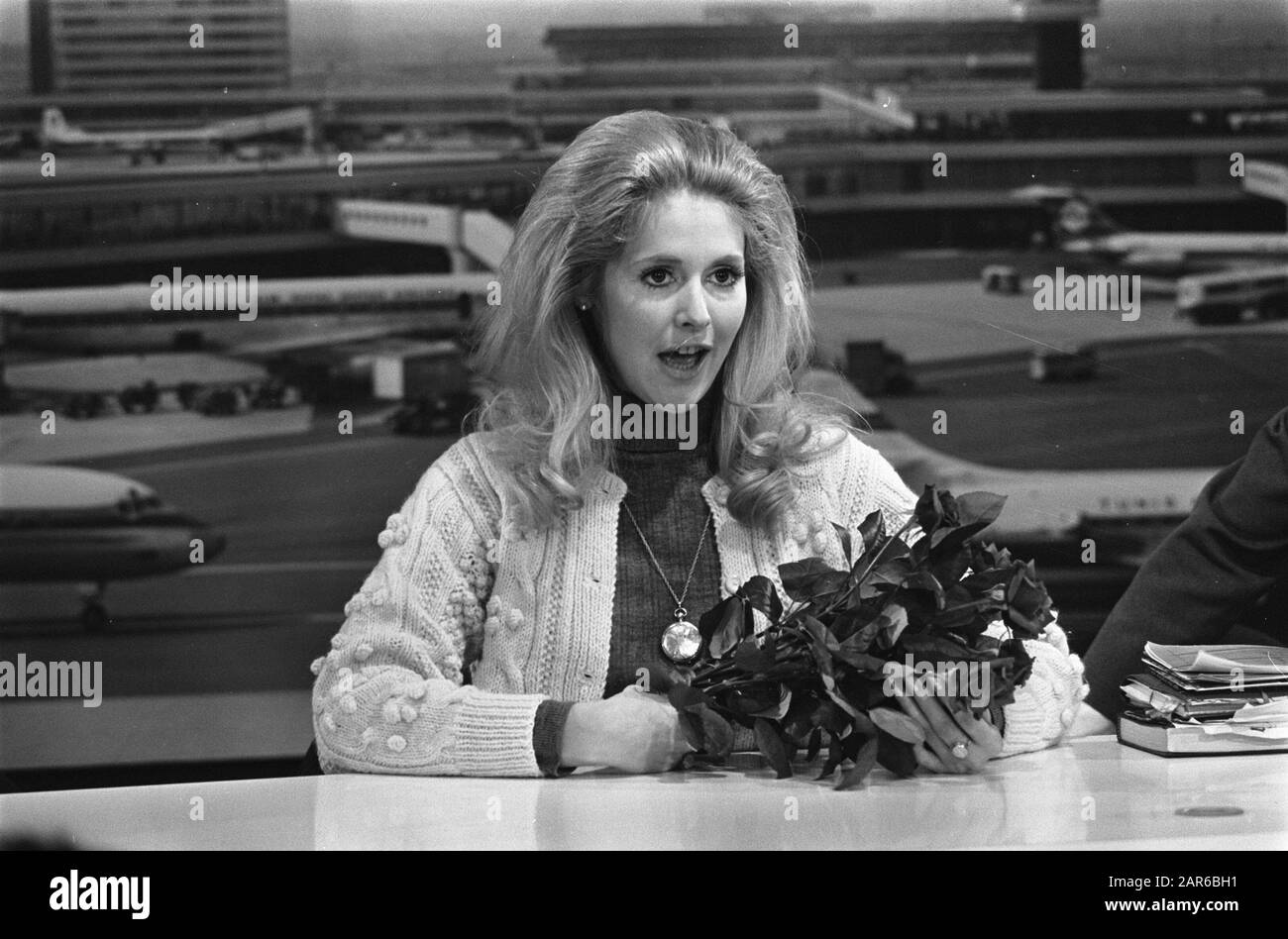 Linda Marshall, TV star USA, arrives at Schiphol Airport. Linda ...
