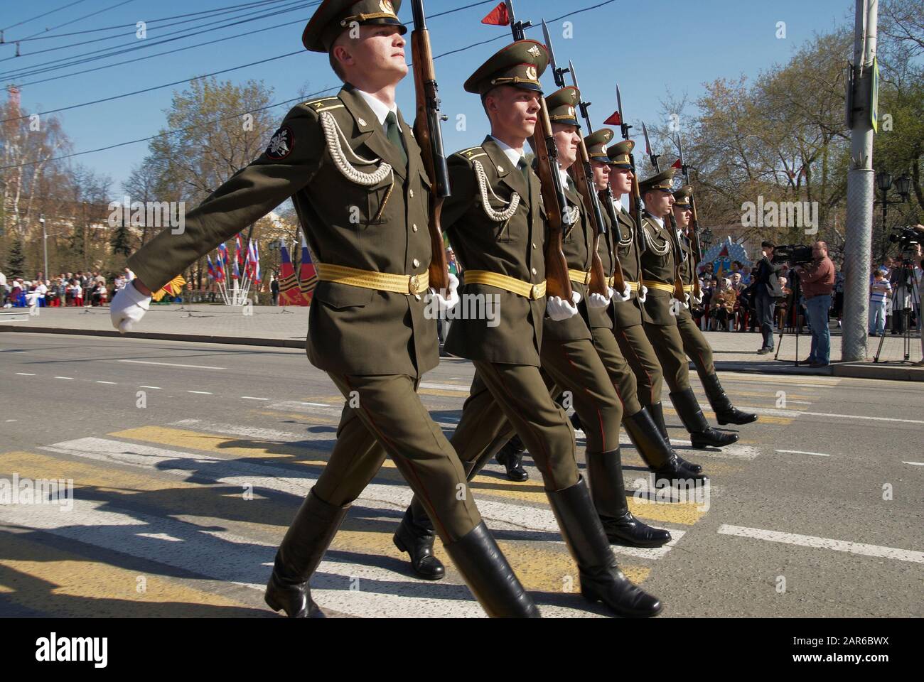 Soldiers of guard of honor march on parade Stock Photo - Alamy