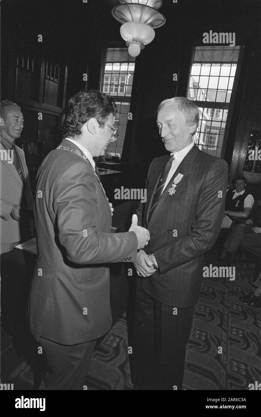 Ribbon rain; nr. 8, 9 mayor Van Thijn gives distinction to G. de Klerk ...