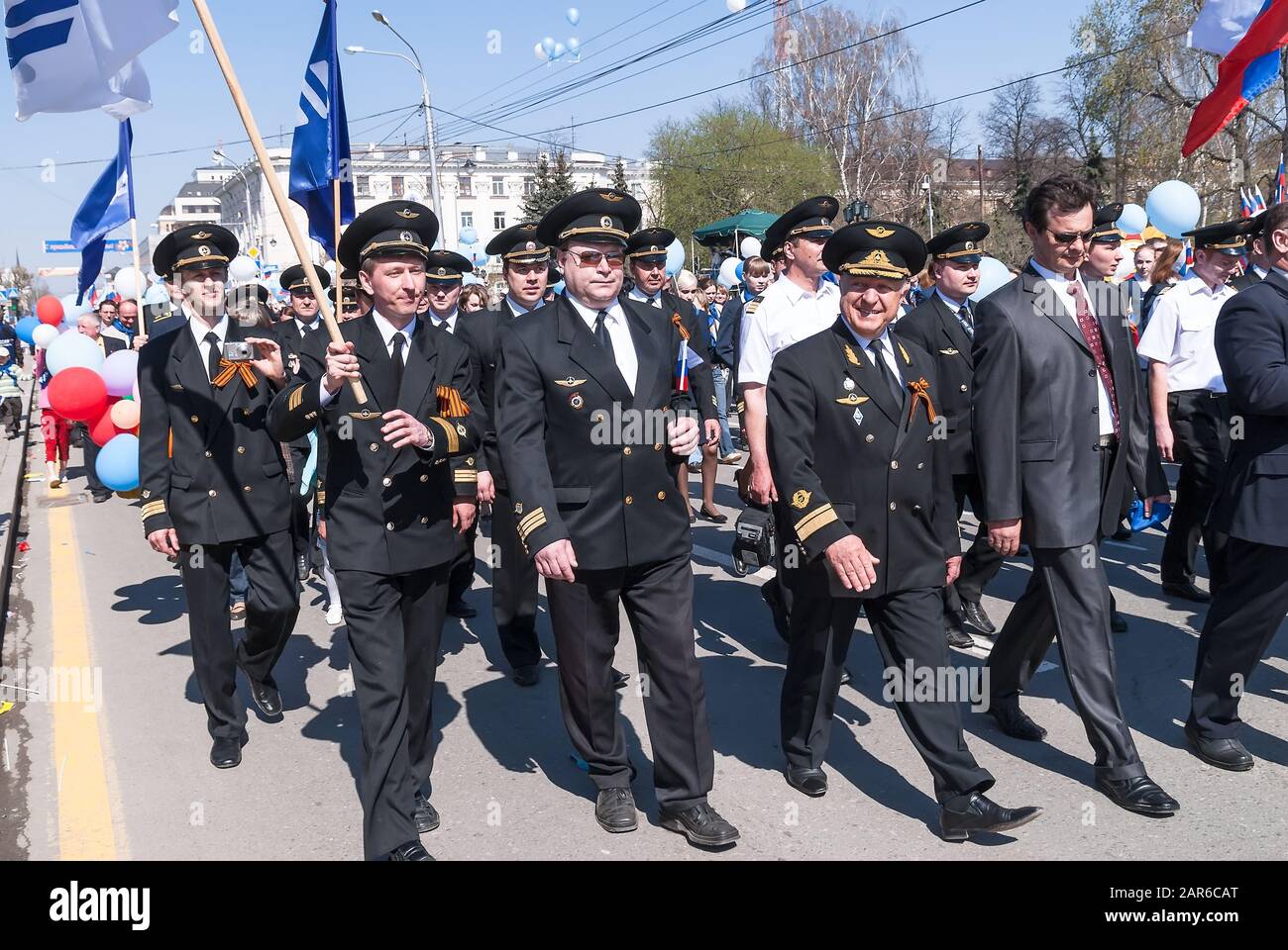 Woman airline pilot walking hi-res stock photography and images - Alamy