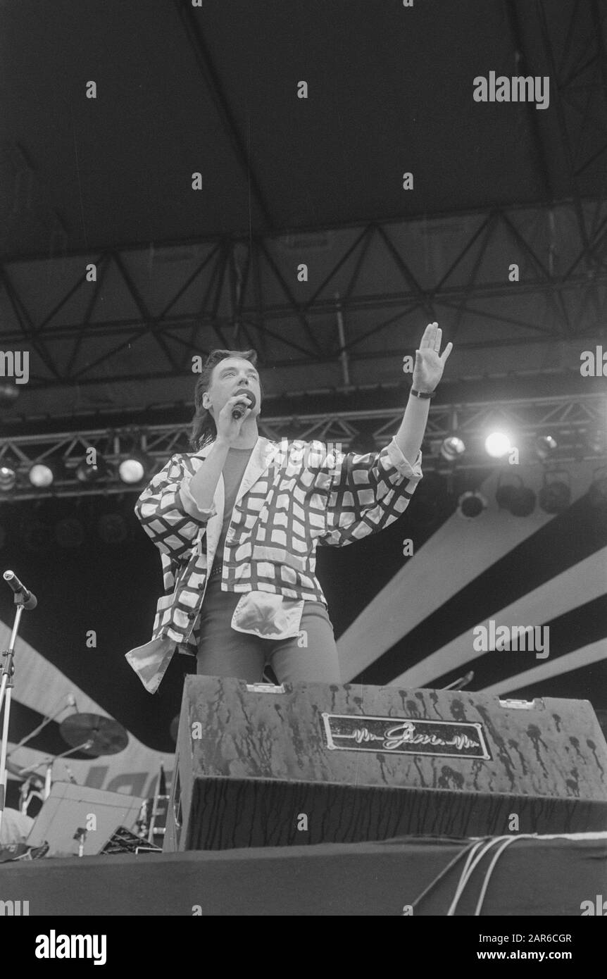 Los Vast Live in Feyenoordstadion; presenter Jan Rietman Date: August ...