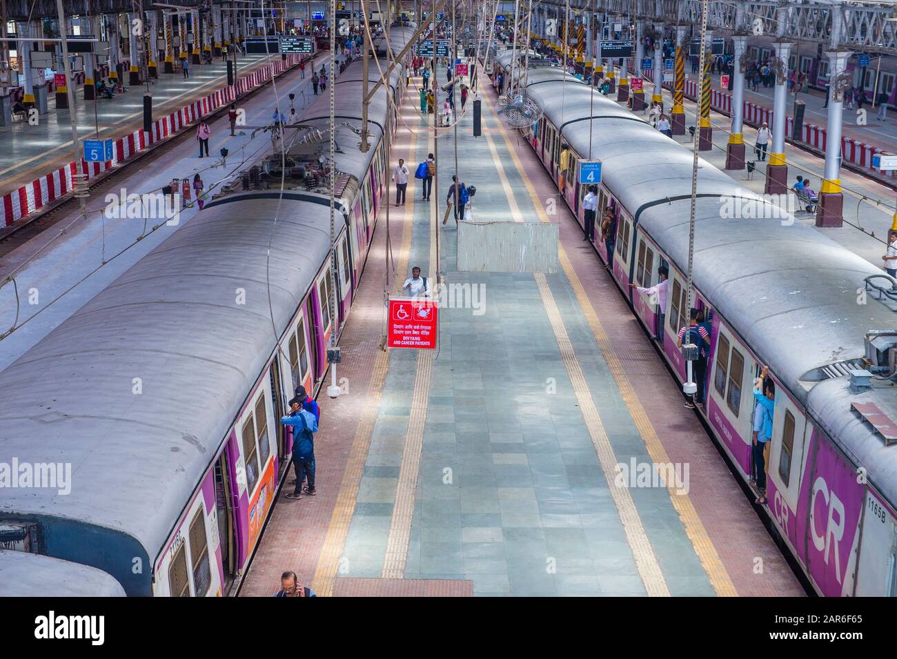 Mumbai metro train hi-res stock photography and images - Alamy