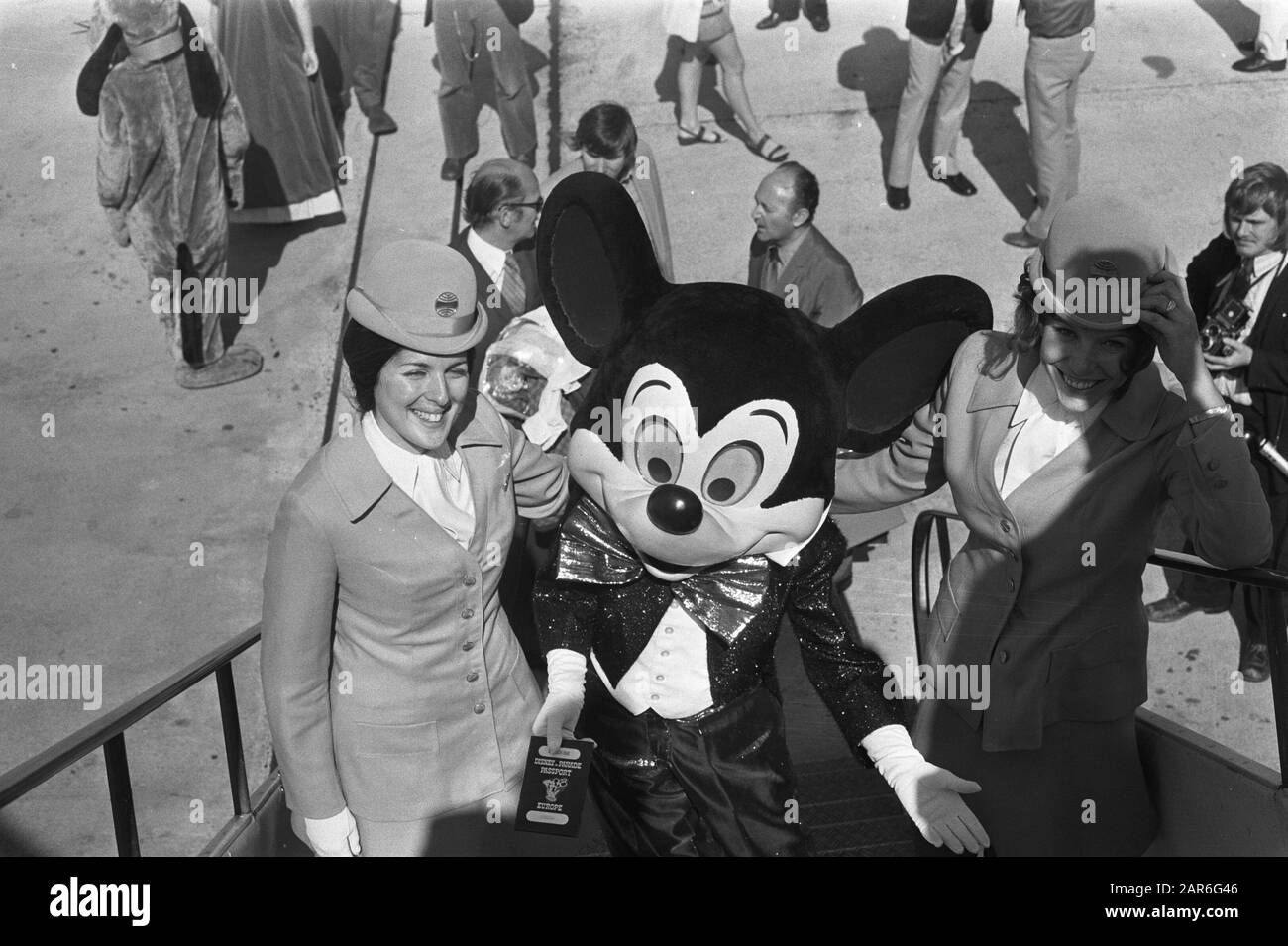 Mickey Mouse at Schiphol Date: August 28, 1972 Location: Noord-Holland ...