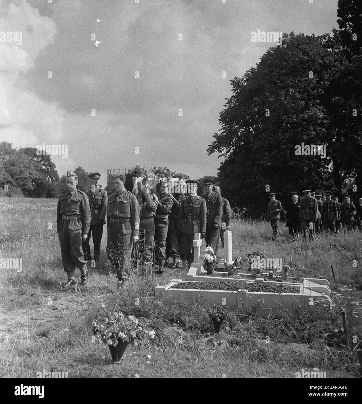 Military funeral in England. Date: 1940-1945 Keywords: funerals, navy ...
