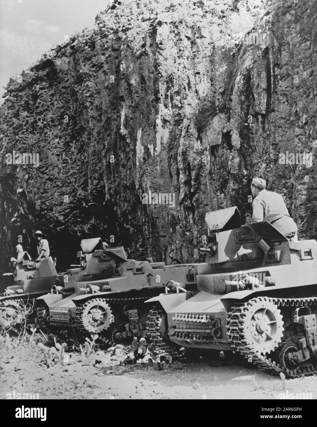 World war ii american soldiers tanks hi-res stock photography and ...