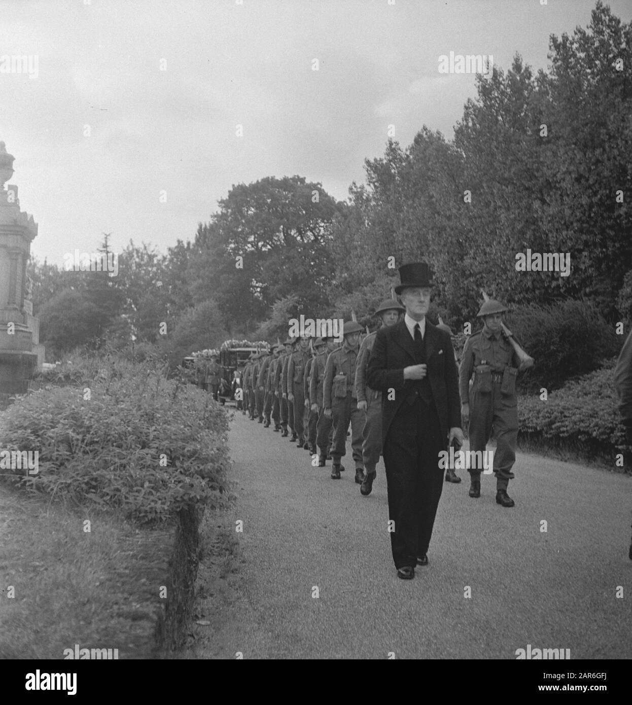 Military funeral in England. Date: 1940-1945 Keywords: funerals, navy ...