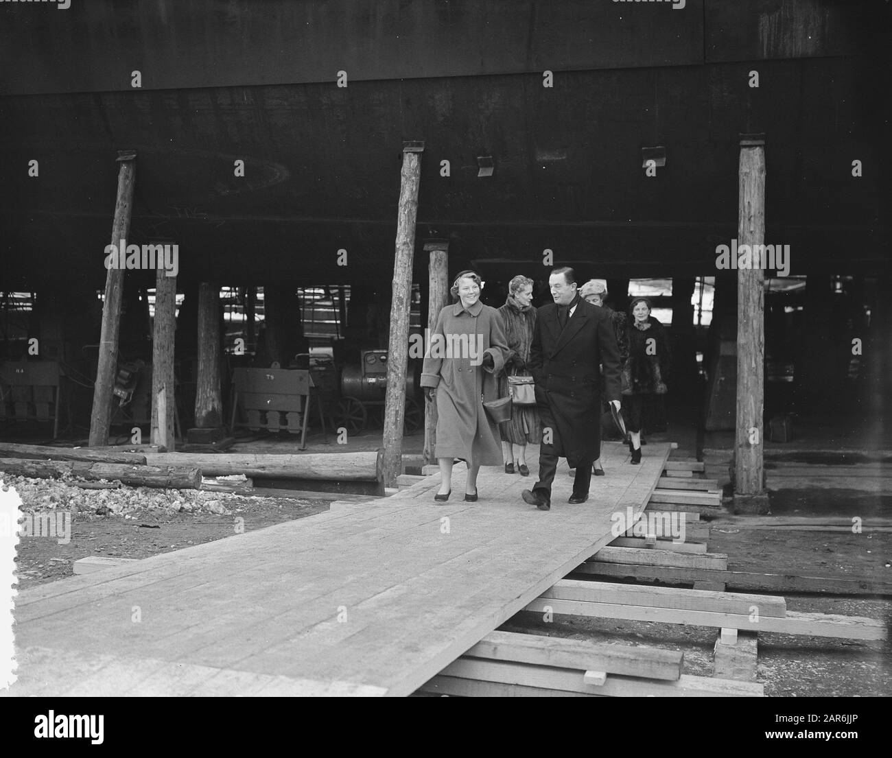 Tewaterlating Vassim by Princess Beatrix at NDSM Date: 15 January 1955 ...