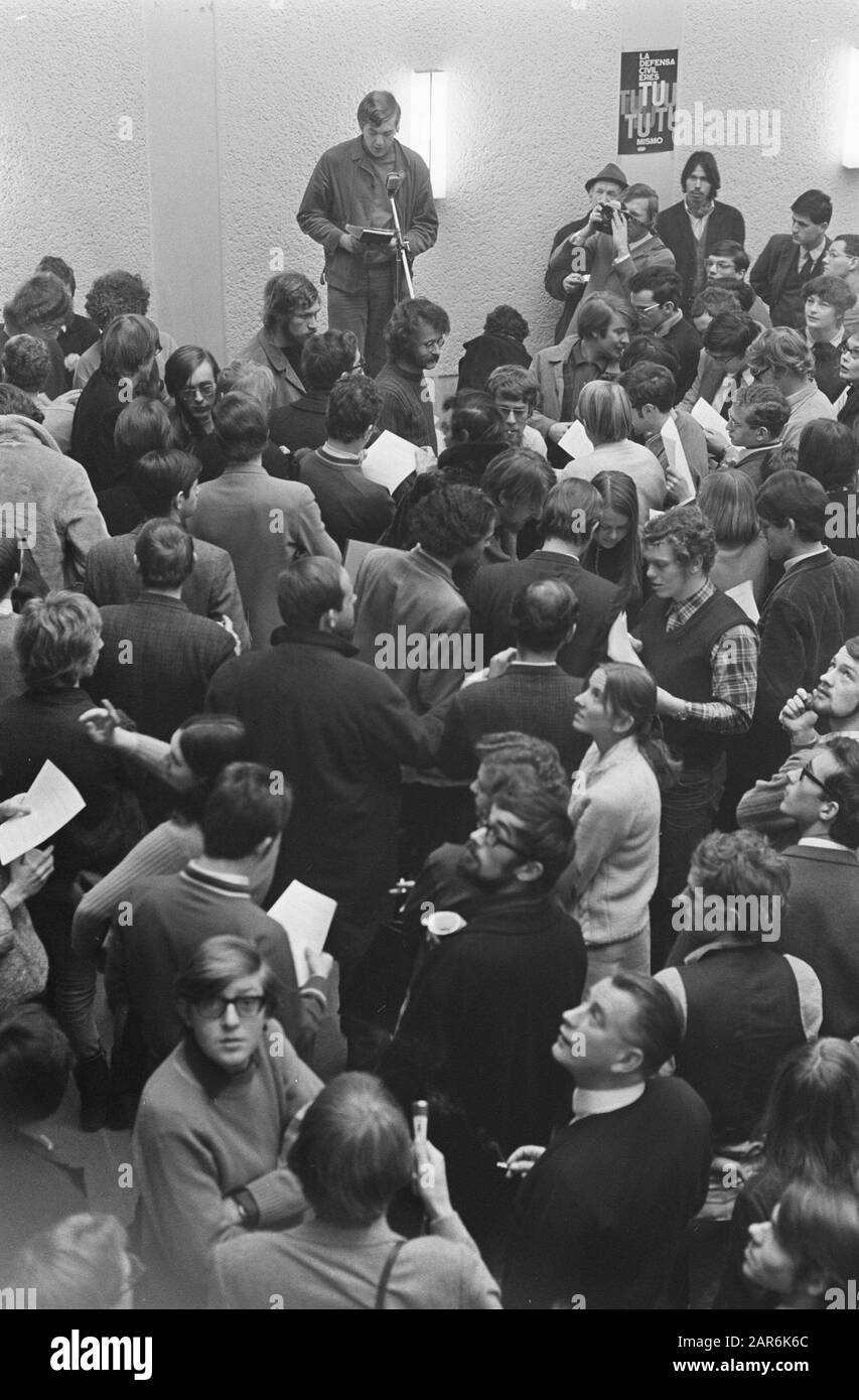 Minister Veringa discusses with students in Oudemanshuispoort overview ...