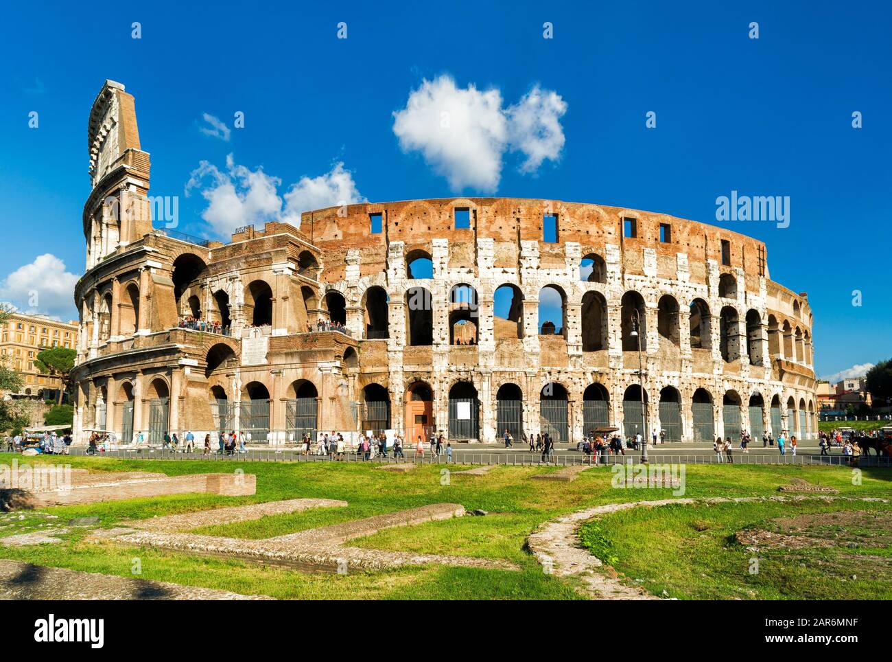The roman colosseum landmark famous ruins hi-res stock photography and ...