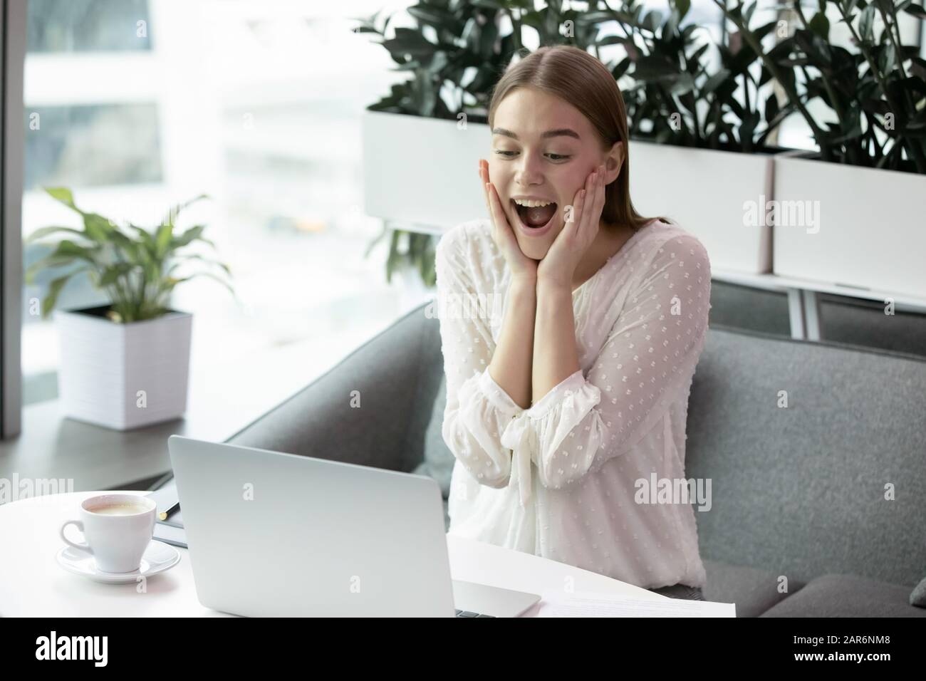 Computer woman amazed hi-res stock photography and images - Alamy