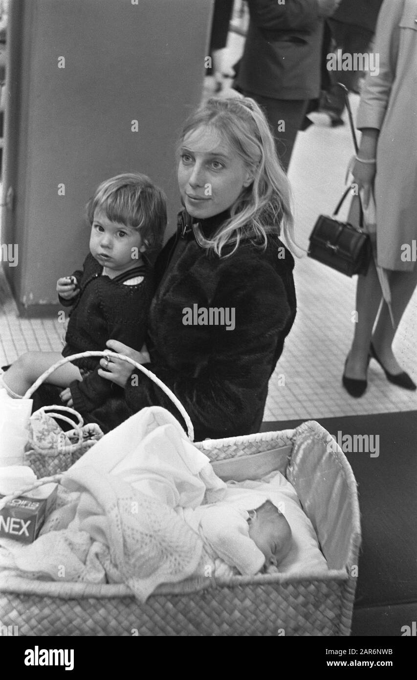 Tom Okker and his fiancée return from America Mrs. Holsheimer with ...