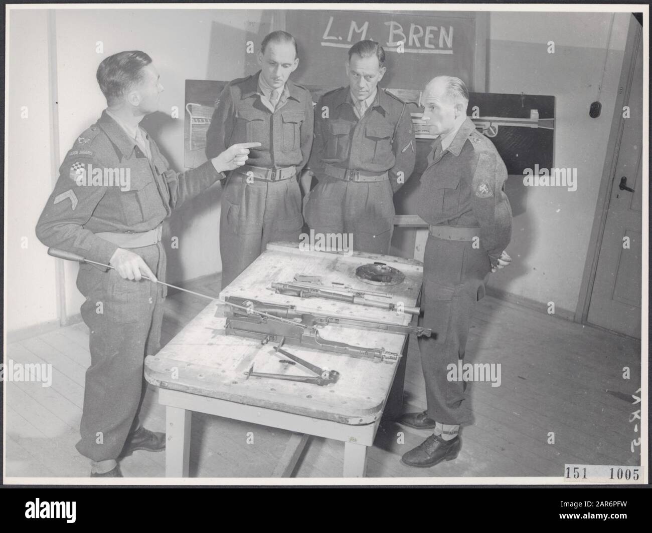 Reportage Reservists [Instruction using Bren machine gun] Keywords ...