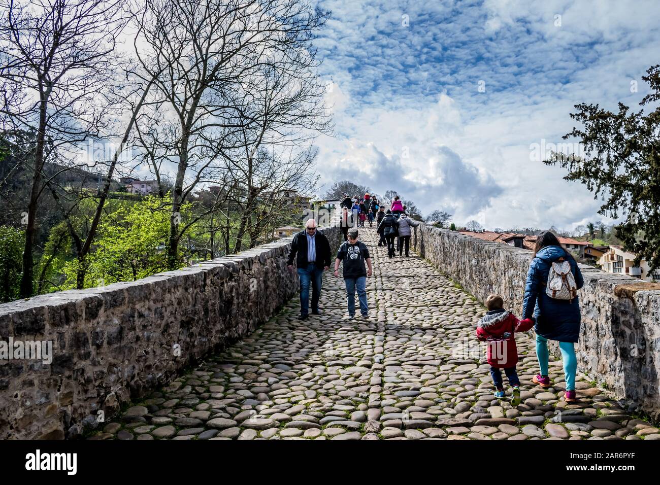 Walk through bridge hi-res stock photography and images - Alamy
