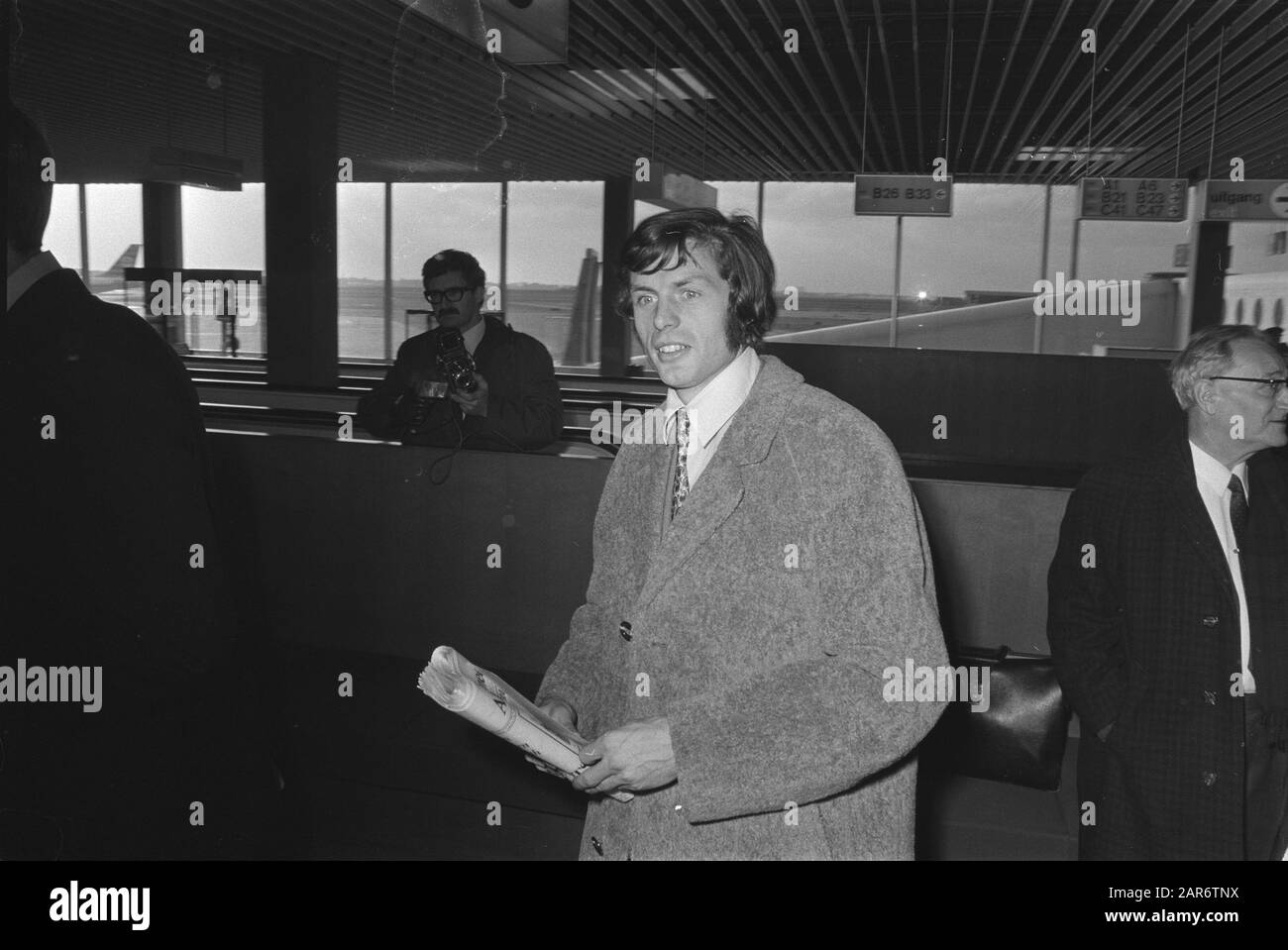 Dutch team and Young Orange depart from Schiphol to East Germany; Wim ...