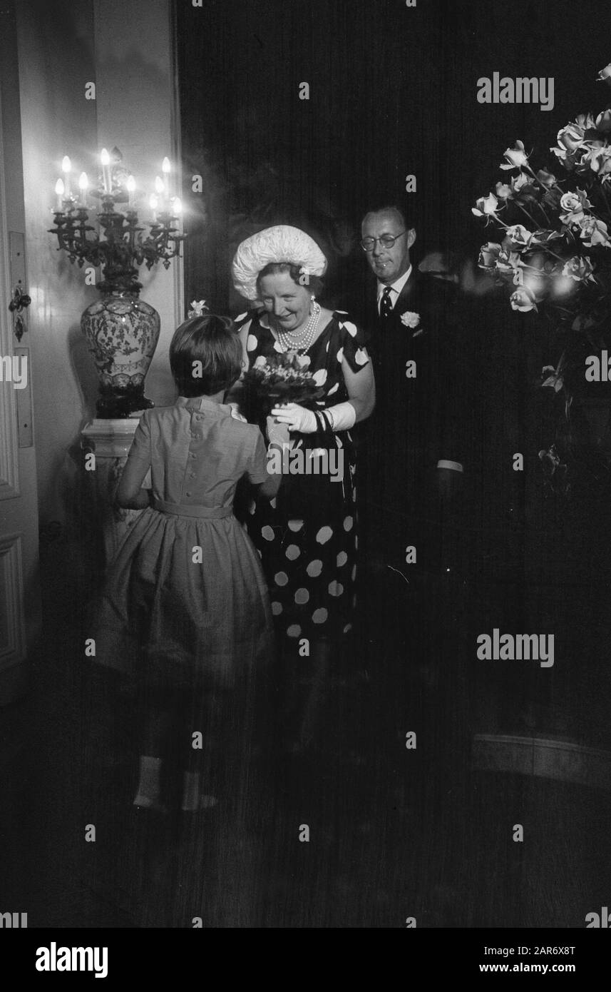 Dutch Colony in Palvicini Queen Juliana and the prince received flowers ...