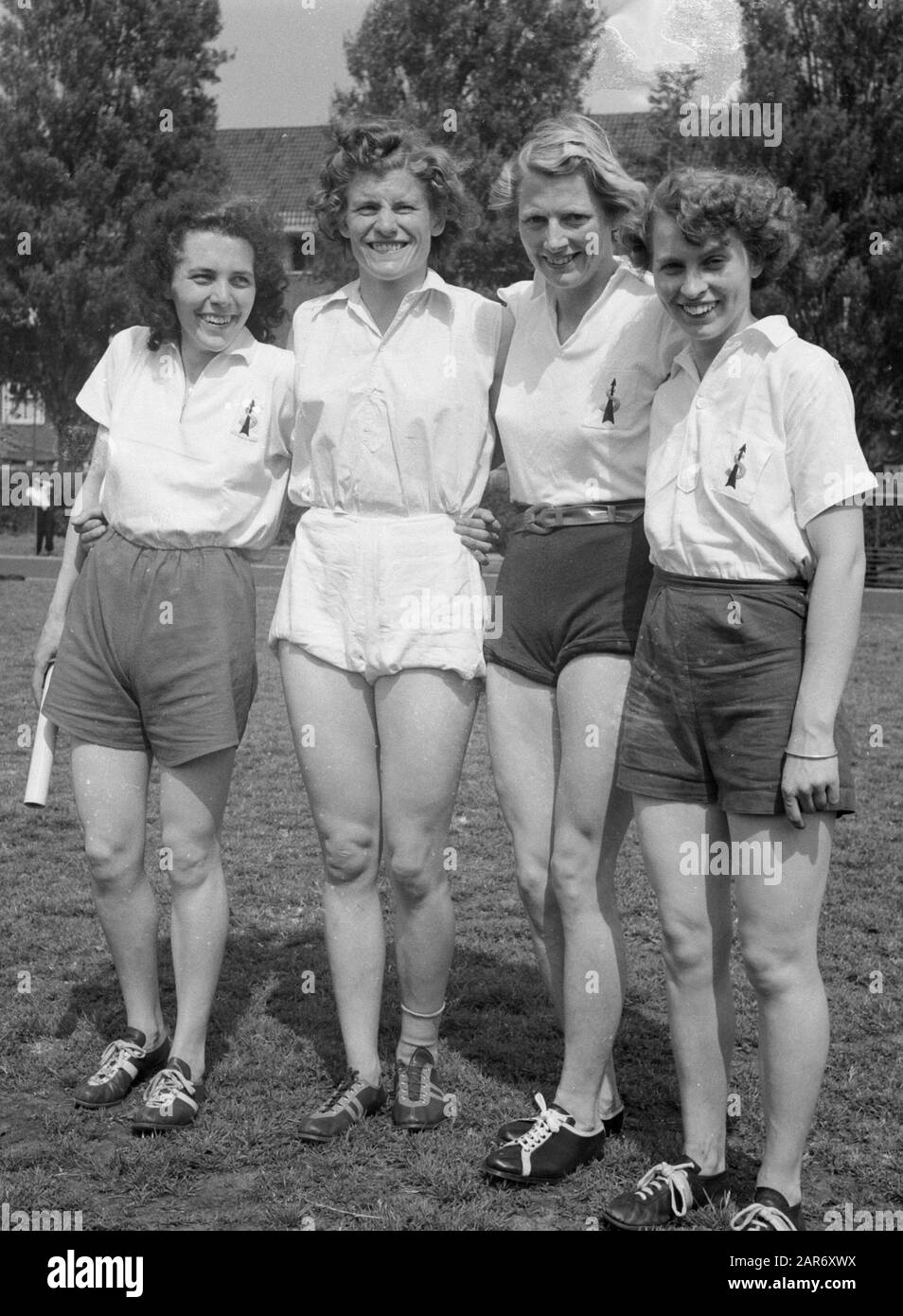 4 x 100 meter relay team of A.V. Sagitta with Ria van der Ploeg, Gré de ...