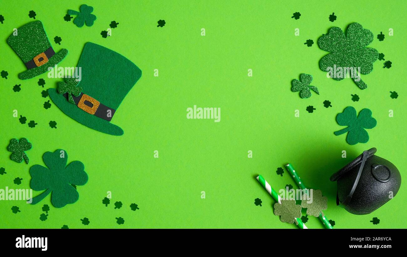 St Patricks Day banner design. Frame of shamrock and four-leaf clover ...
