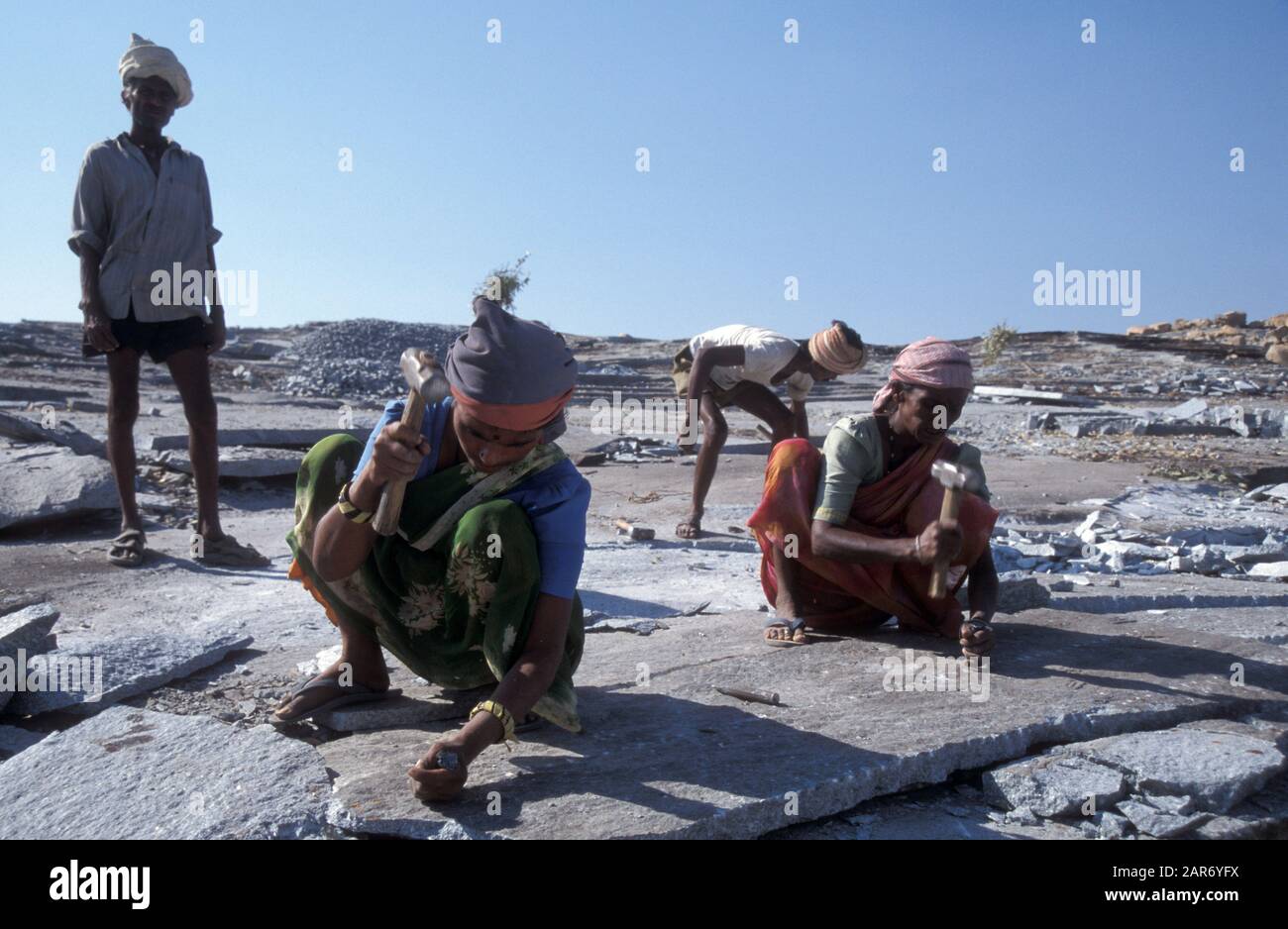 INDIA Workers breaking stone in quarry, Karnataka Stock Photo - Alamy