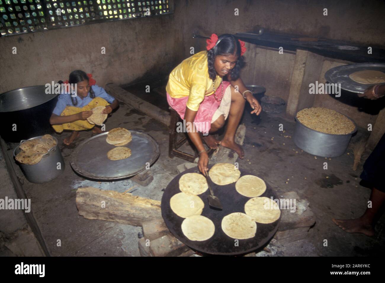 Making chapattis hi-res stock photography and images - Alamy