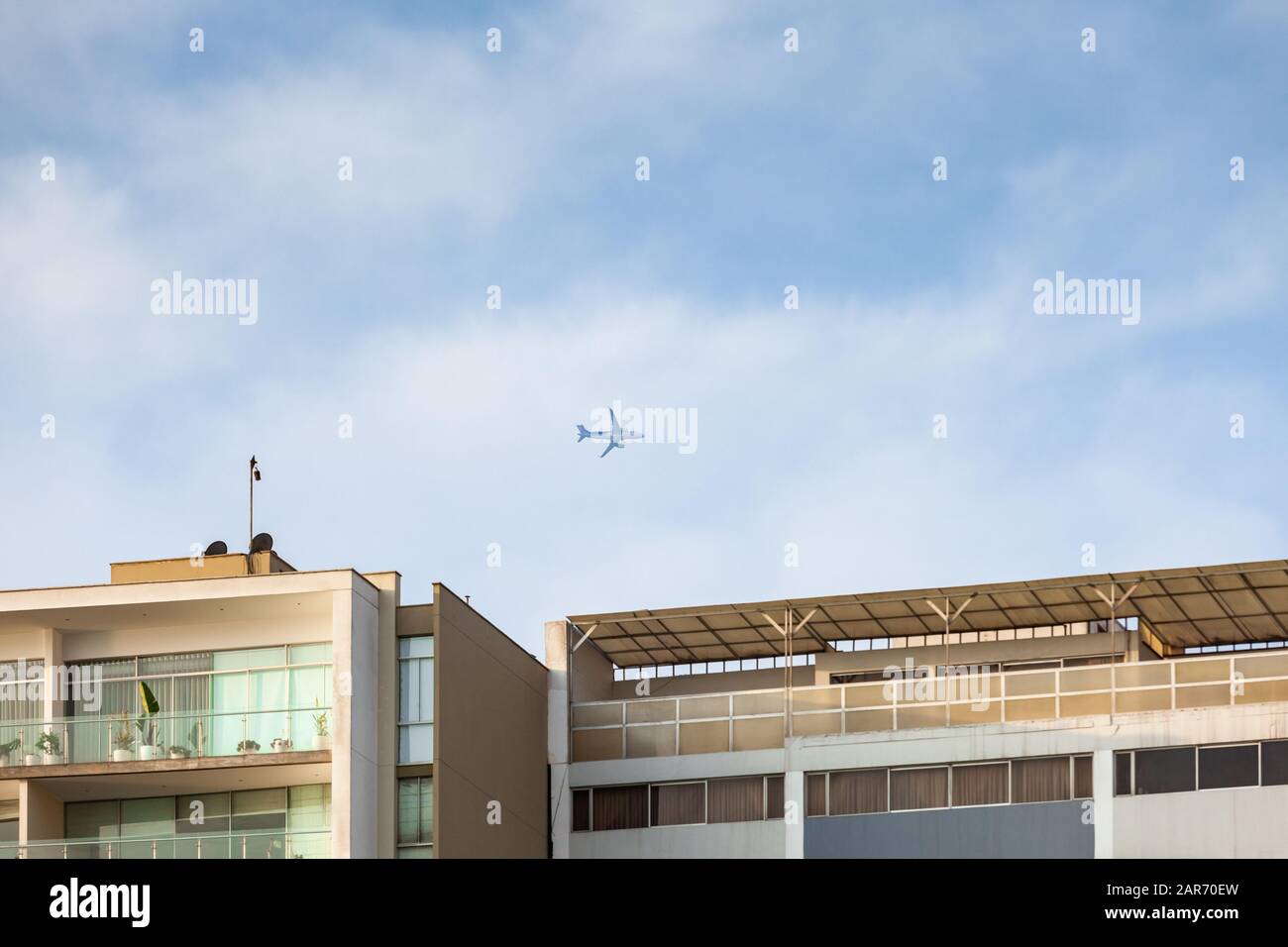Airplane flying over houses hi-res stock photography and images - Alamy