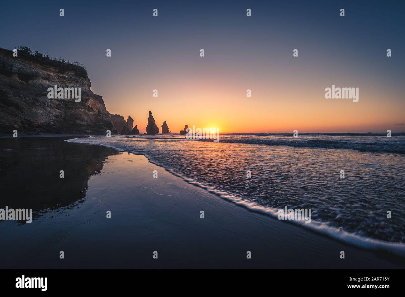 Tongaporutu Beach durin sunrise, New Zealand Stock Photo - Alamy