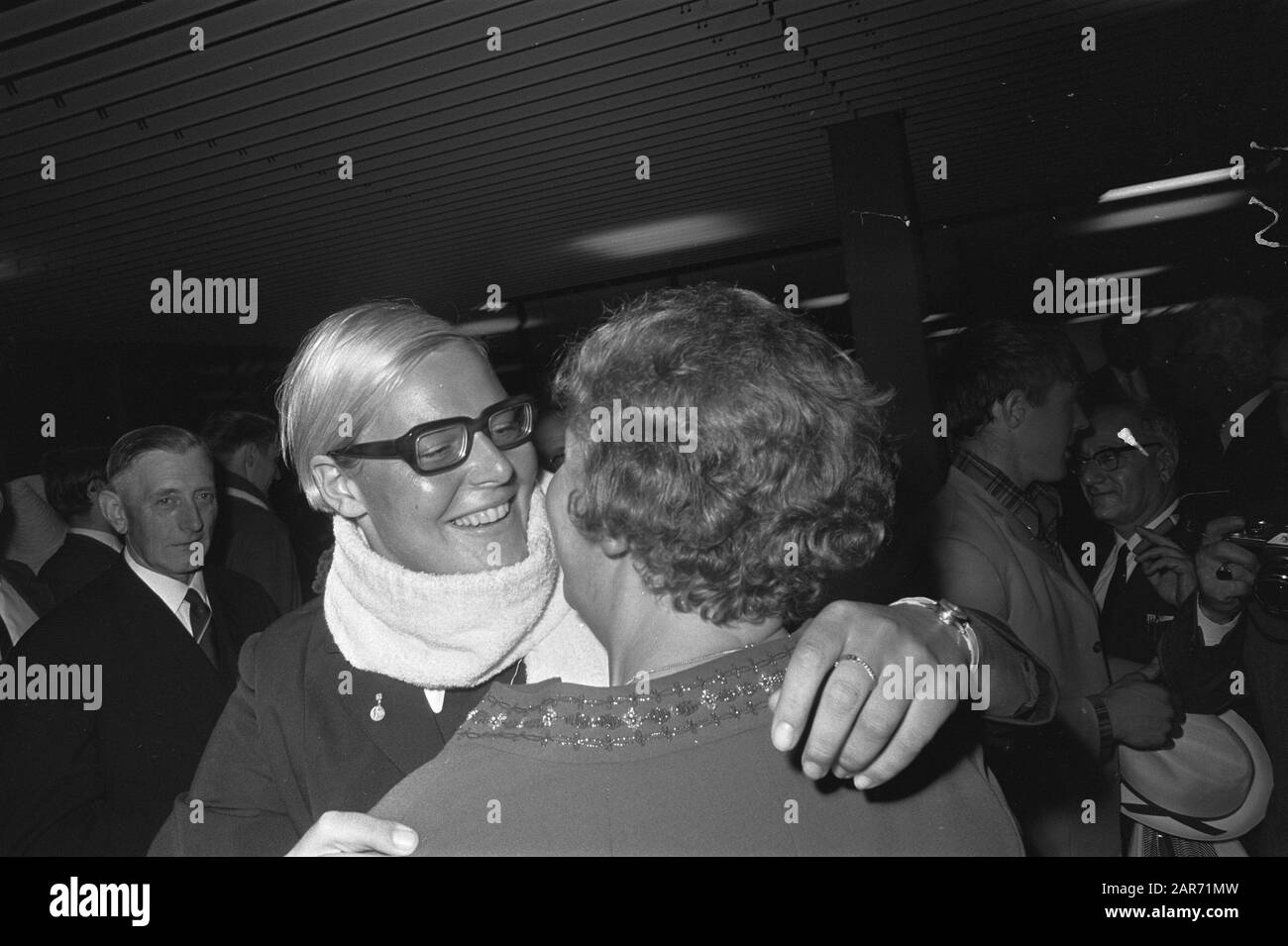 Olympic team back from Mexico Ada Kok embraces her mother Date: October ...