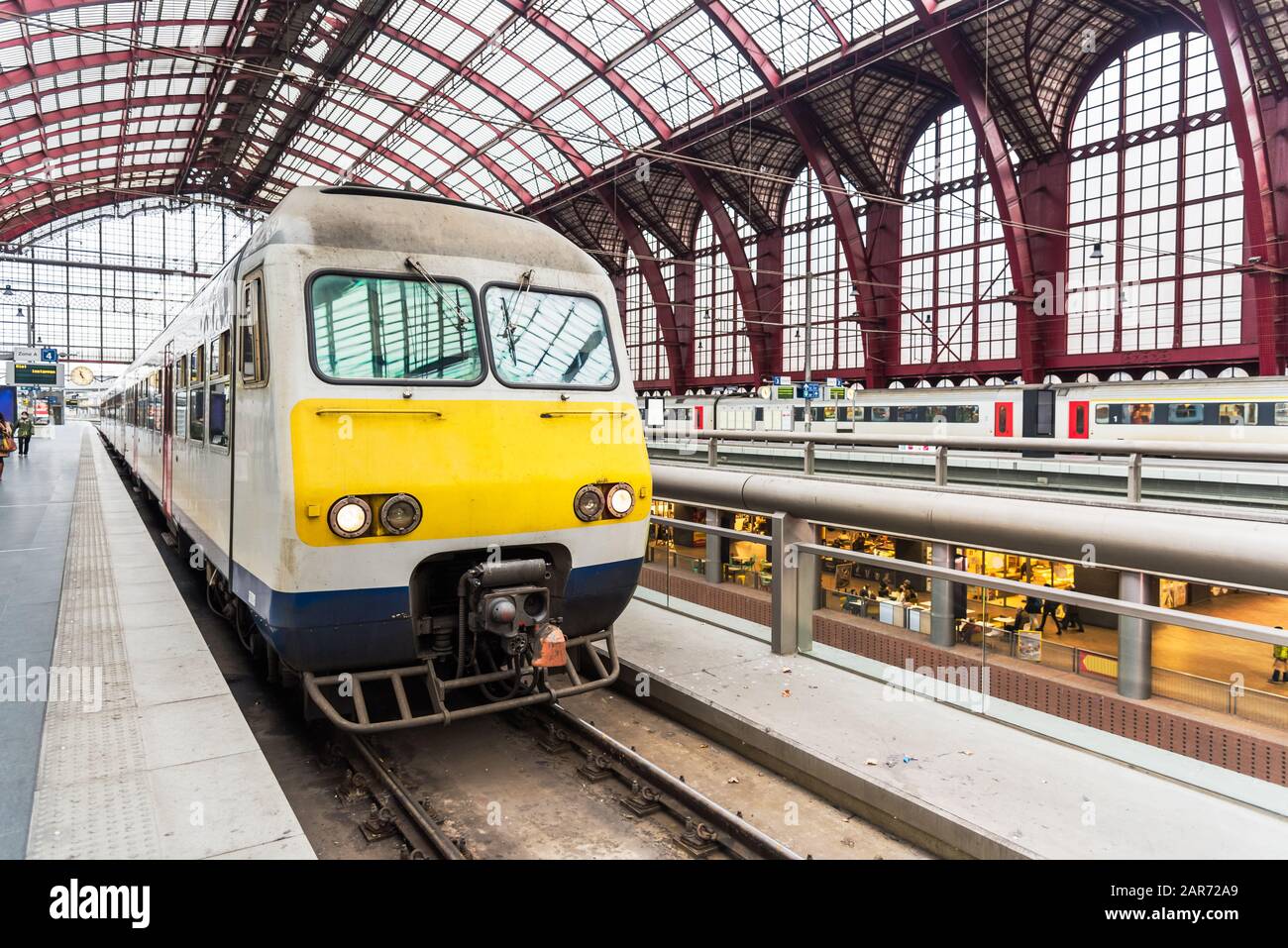 Clock railroad station platform clock hi-res stock photography and ...