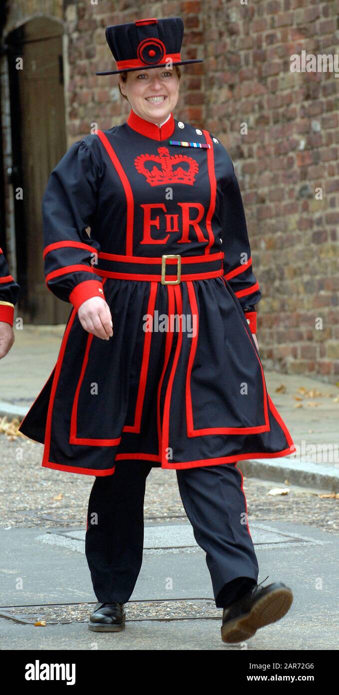 Moira cameron first female beefeater hi-res stock photography and ...