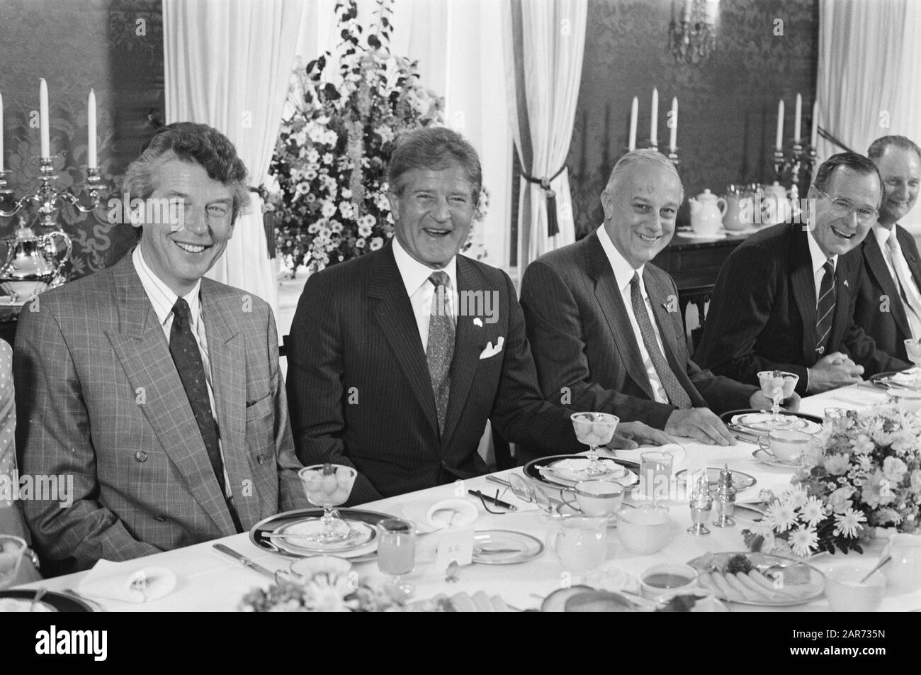 L r us president george w bush Black and White Stock Photos & Images ...