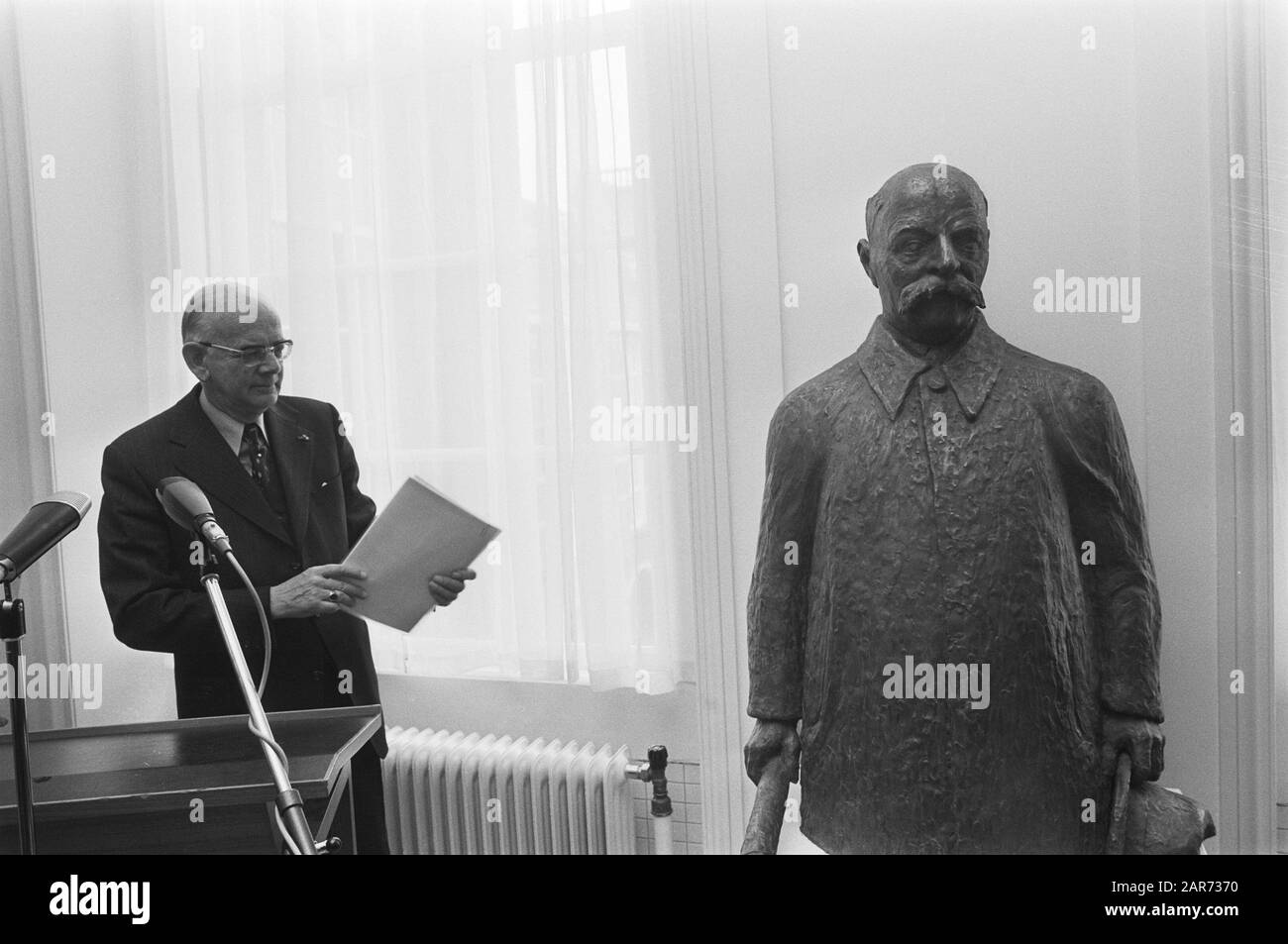 Reveal bust Gerbrandy in Art. Chambre building Second Chamber ...