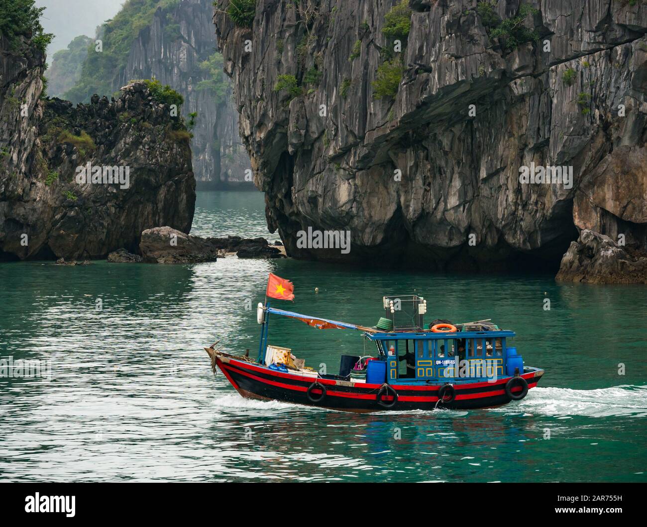 Traditional vietnamese fishing boat hi-res stock photography and images ...