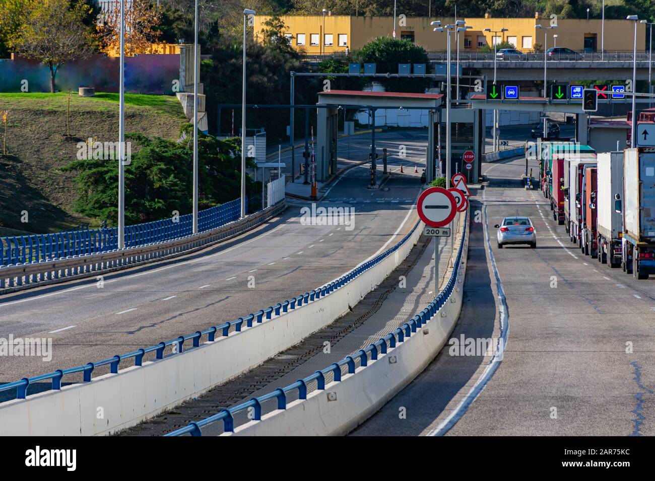 Cargo trucks border hi-res stock photography and images - Alamy