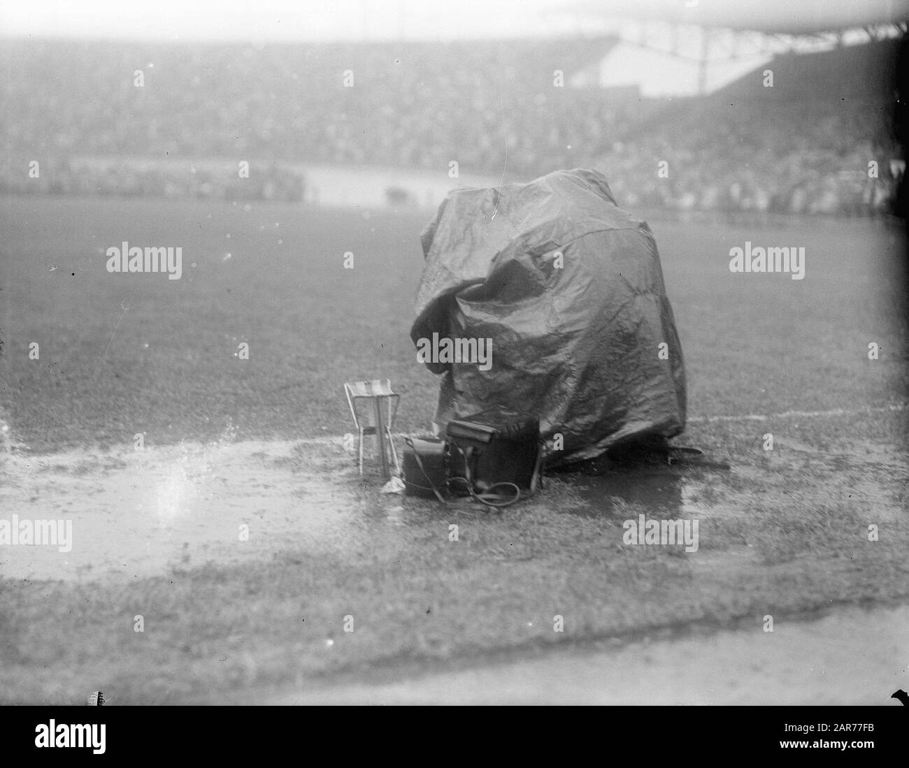 Reporters in the rain hi-res stock photography and images - Alamy