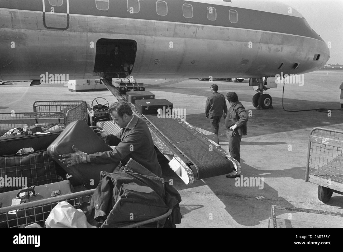 Assignment Air cargo mail, KLM Information Bali and workers loading ...