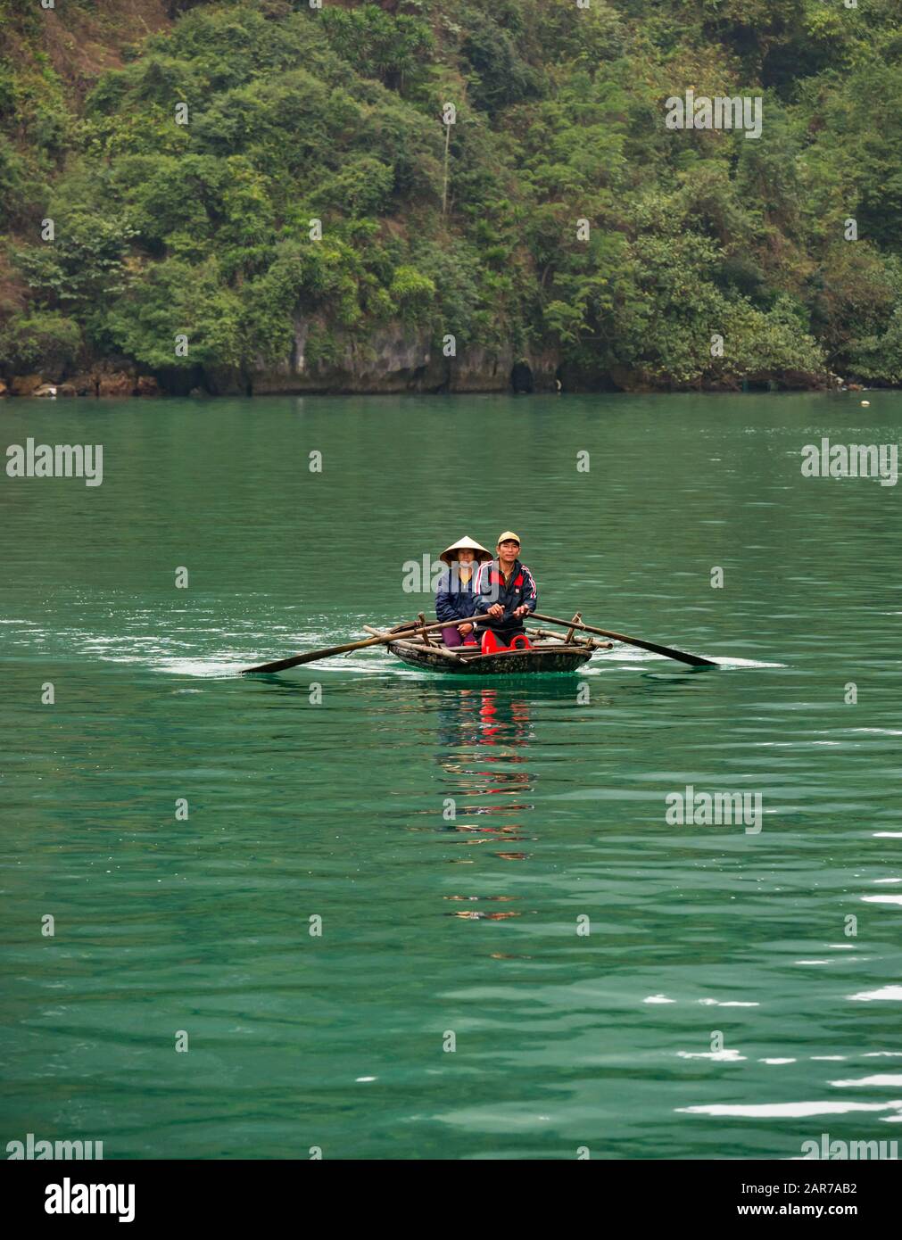 Man and woman in rowing boat hi-res stock photography and images - Alamy
