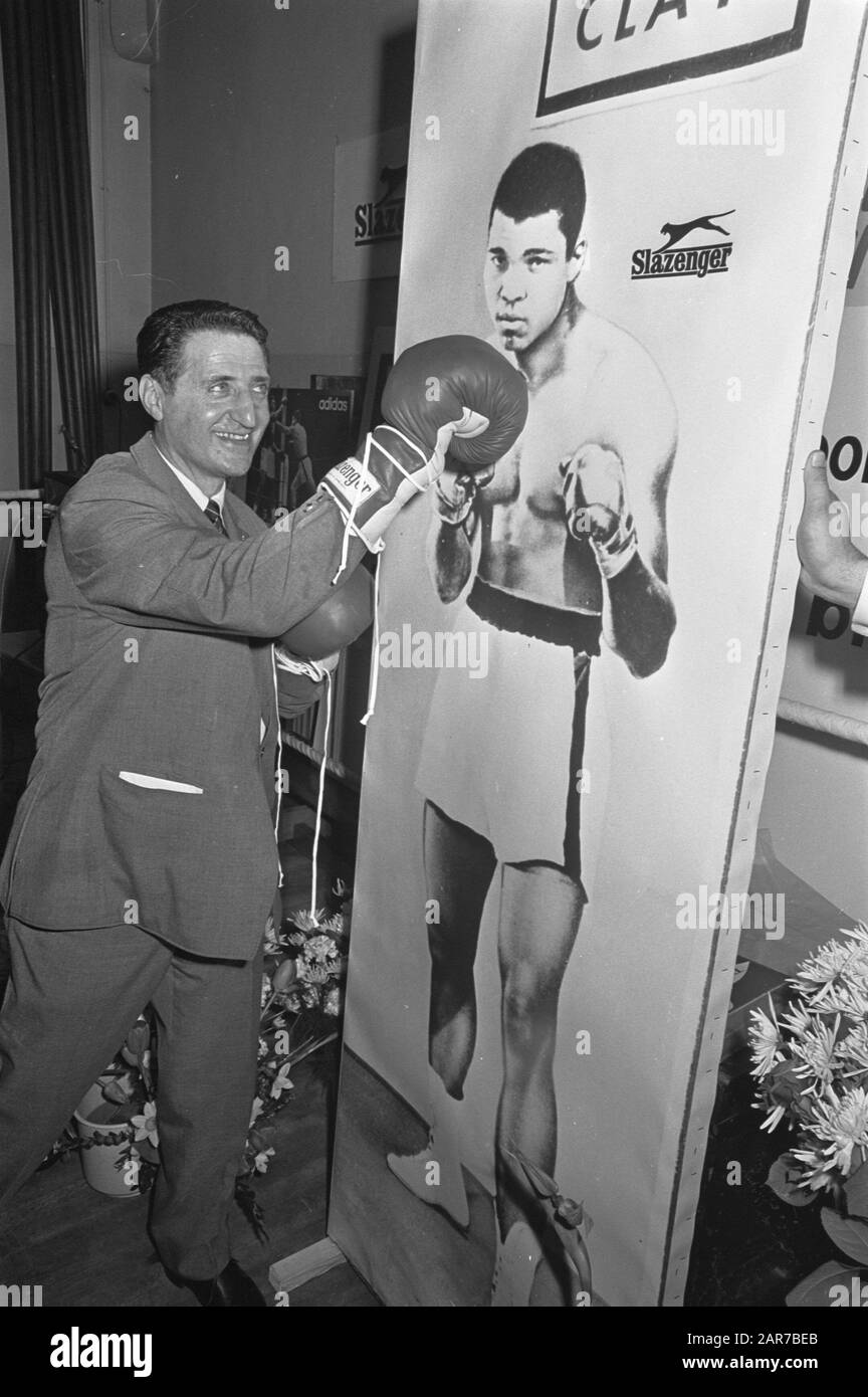 Boxers referees hi-res stock photography and images - Alamy