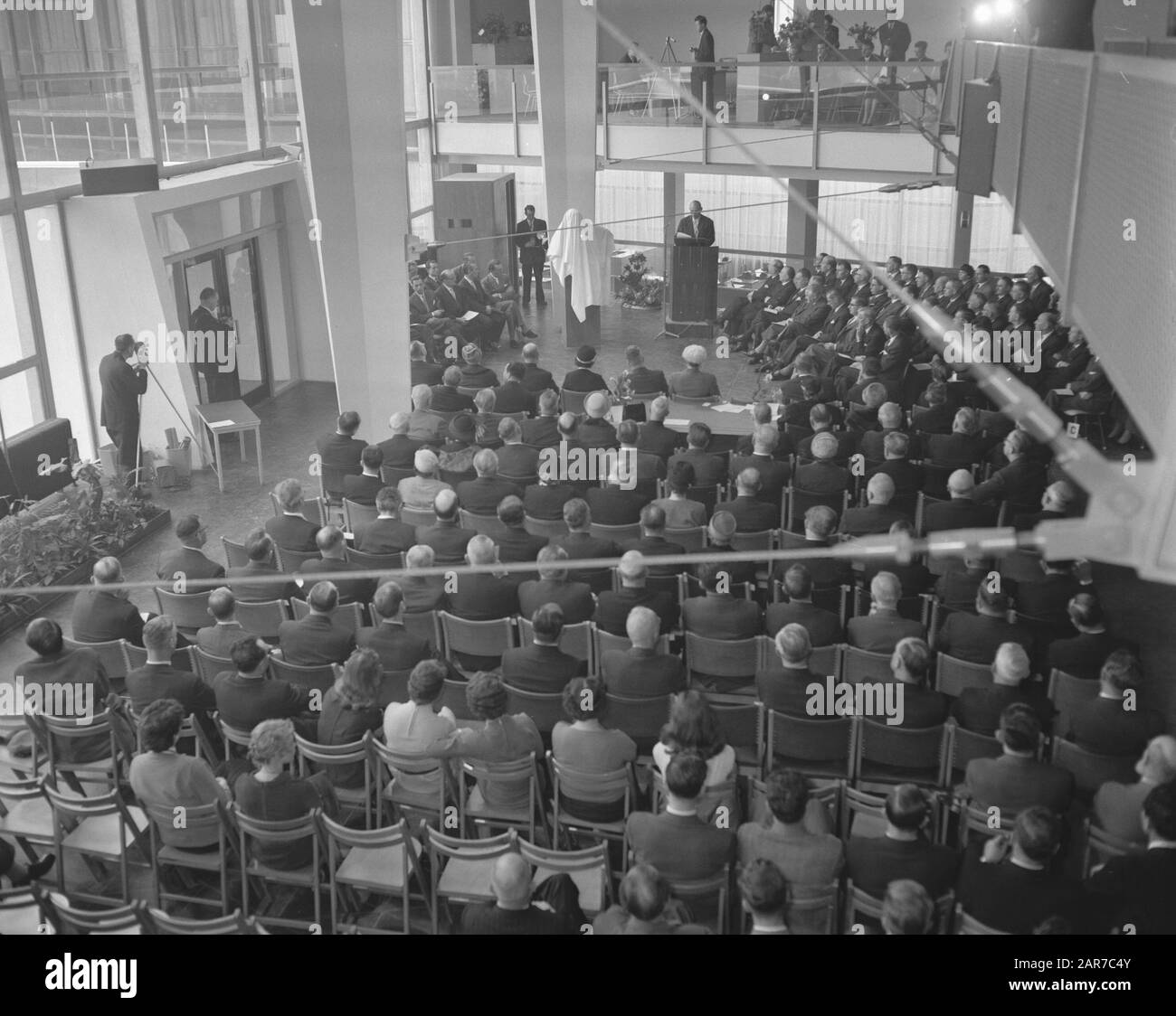 Opening new office building of Van Leer Date: 23 December 1958 Keywords ...