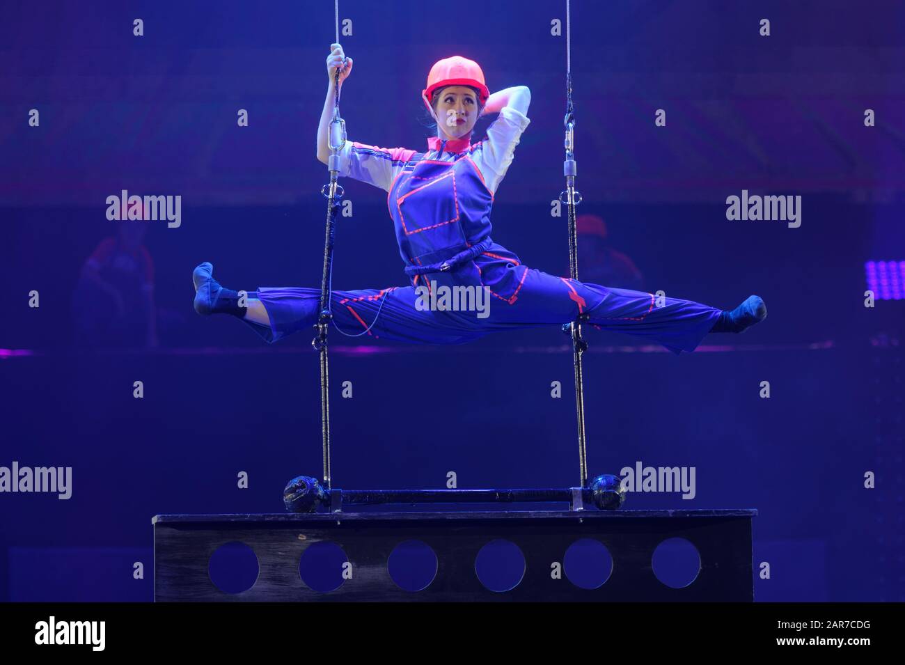 Female trapeze artist hi-res stock photography and images - Alamy