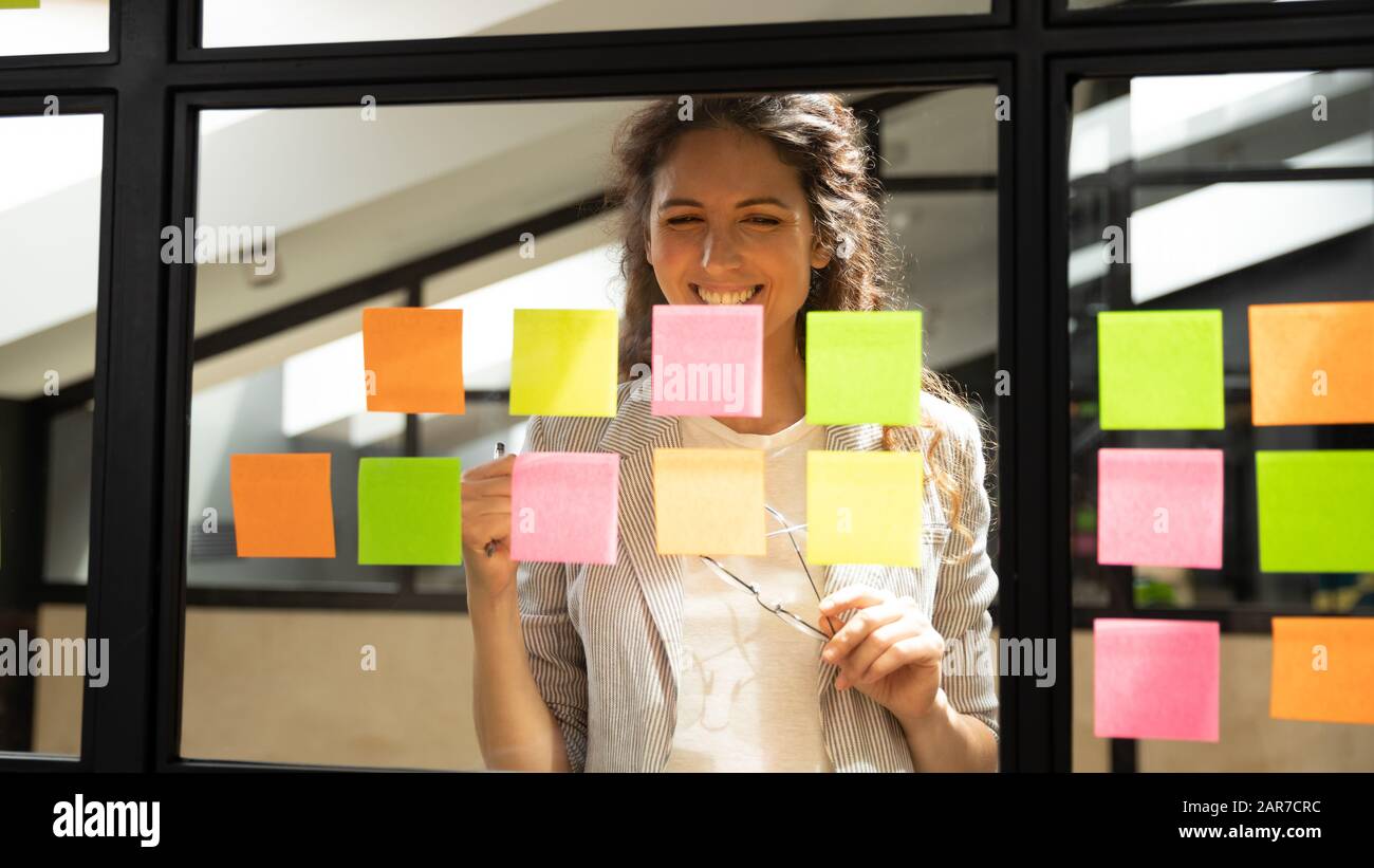 Woman schedule post it notes hi-res stock photography and images - Alamy